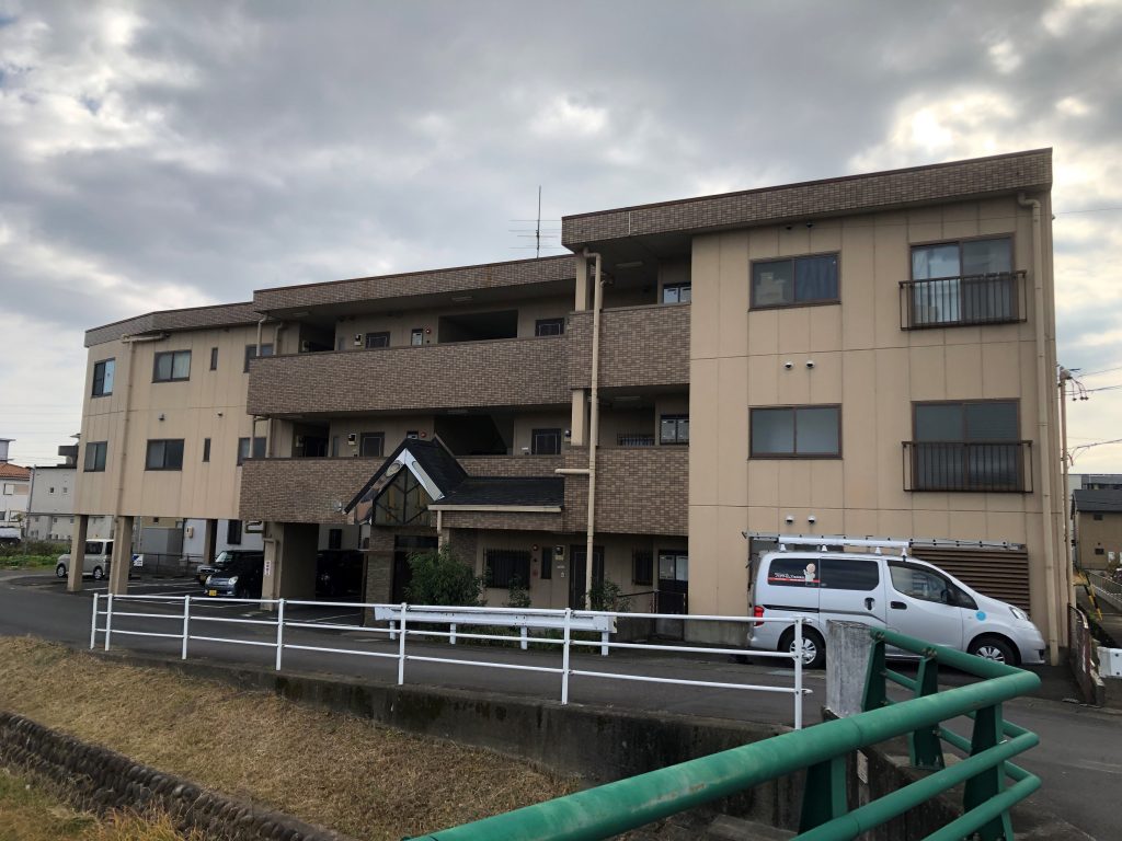 岐阜市Y様マンション 外装リフォーム工事【外壁色：19-70D / 屋根色：折半ｼﾙﾊﾞｰ(ｽﾚｰﾄ部：ﾌﾞﾗｯｸ)】：施工事例｜【地元密着33年】岐阜市・笠松町・岐南町の外壁塗装・屋根塗装 ...